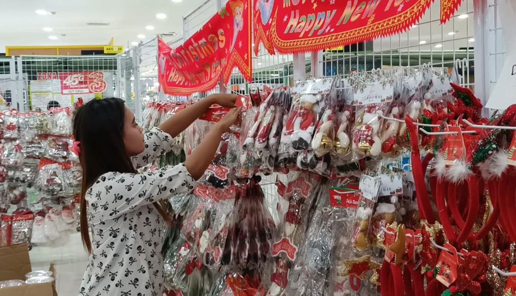 Pasar Atum Mall Surga Dekorasi Natal di Surabaya